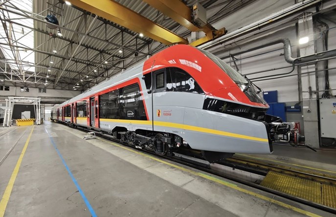 ŁKA: Tak wyglądają Elfy 3 w hali uruchomień [ZDJĘCIA] - Rynek Kolejowy