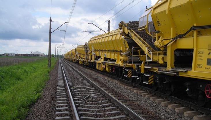 Kombajn podtorzowy AHM 800R pracuje na linii z Wrocławia do Oleśnicy ...