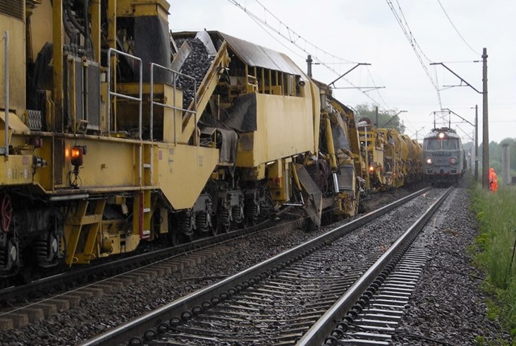 Kombajn podtorzowy AHM 800R pracuje na linii z Wrocławia do Oleśnicy ...