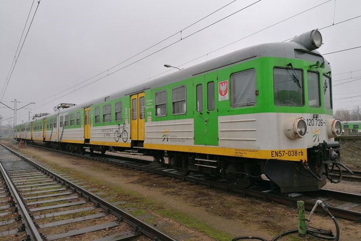 Najstarszy jeżdżący EN57 „Babcia" w ZNTK. Będzie oryginalne malowanie - Wszystko na temat branży ...