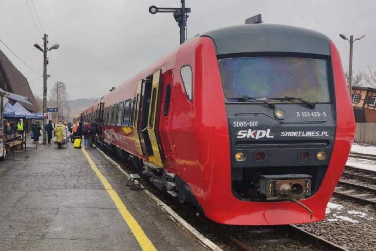 Debiut SD85 na polskich torach. Pojazdy zabrały uchodźców - Wszystko na ...