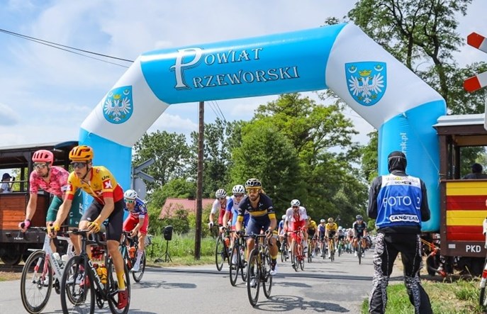 Tour de Pologne. Kolarze przejechali przez… pociąg Przeworskiej Kolei ...