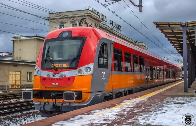SA138-005 w barwach Polregio [film] - Rynek Kolejowy