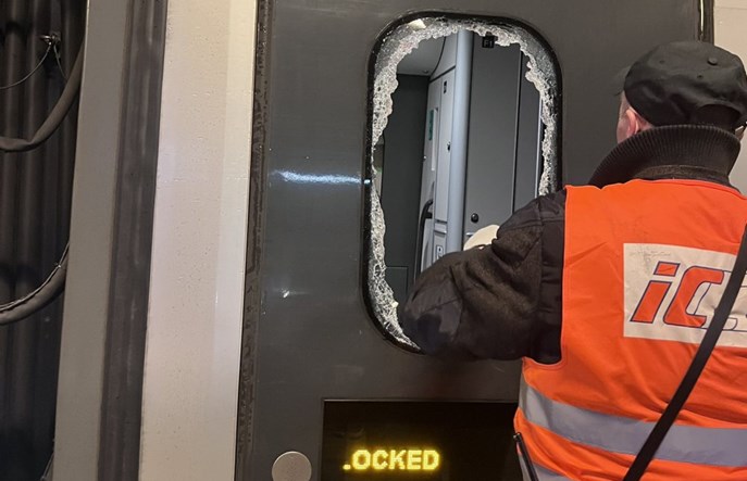 Wybił szybę w Pendolino podczas jazdy. Chwile grozy pasażerów - Rynek ... Wybił szybę w Pendolino podczas jazdy. Chwile grozy pasażerów - Rynek ...