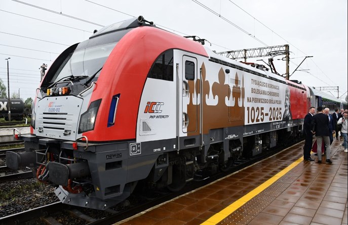 Lokomotywa PKP Intercity w jubileuszowych barwach - Rynek Kolejowy