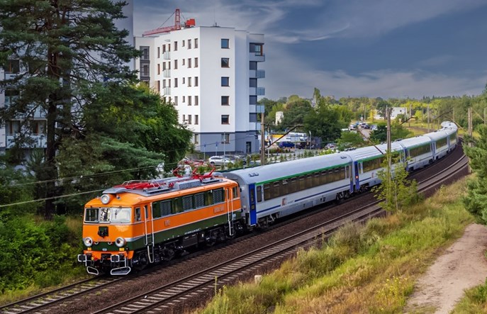 EP08-001 PKP Intercity wróciła na tory w historycznych barwach - Rynek ...
